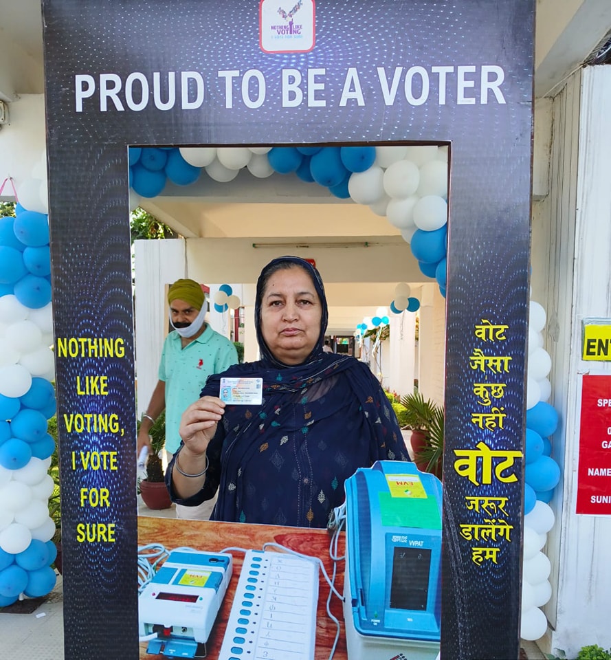Photos: 'हम चुनते हैं सरकार', युवा से बुजुर्ग और दिव्‍यांगों में दिखा महापर्व का जोश; यहां देखिए ...